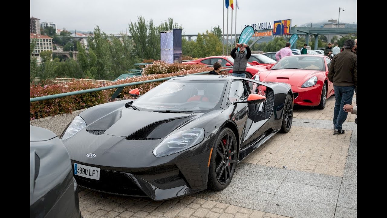 Exposición de coches de alta gama en el Centro Comercial Ponte Vella ...