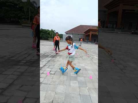 Sepatu roda #frestyle#inline#skatergirl#inlineskate#sepaturoda#sepaturodaanak#bocil#olahraga#shorts