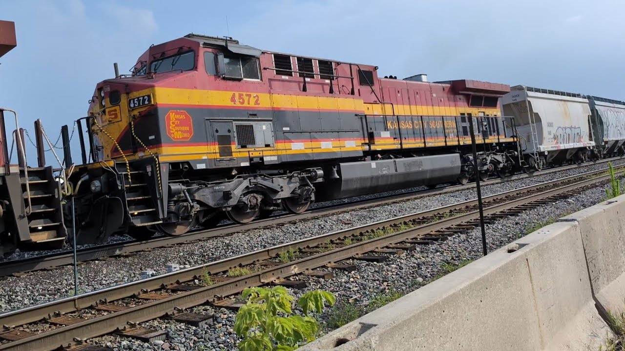 (Wave) CP 137? | CP 8857 leads KCSM 4572 through Guelph Jct - YouTube