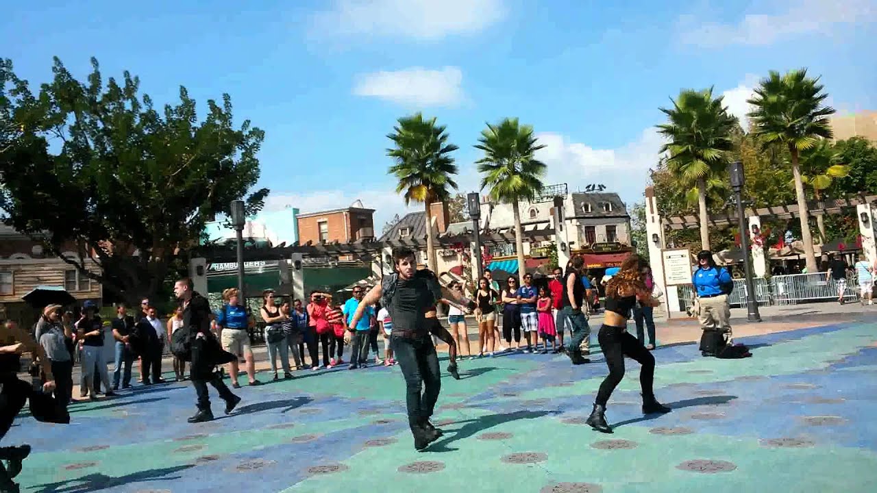 Universal studios, vampires dancing 😀😁😨👧👨👩👦 - YouTube