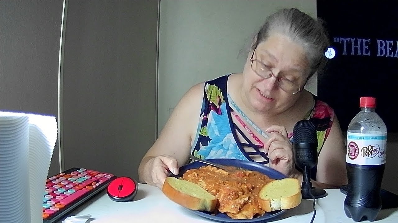 Food lion frozen lasagna and garlic bread eating show #lasagna #mukbang ...