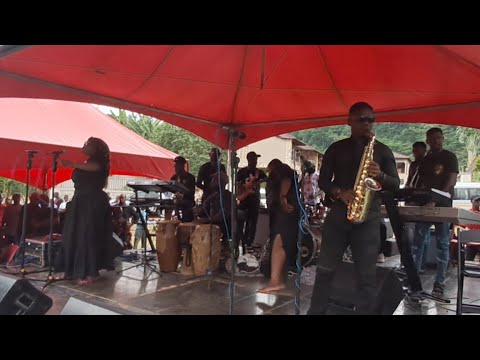 Kojo Antwi bands men at his service - YouTube