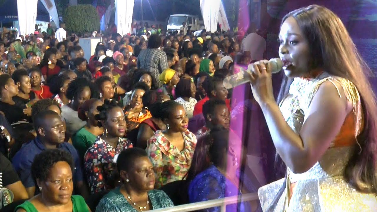 HOW FANS SHOWED REMA LOVE ON HER LIVE CONCERT - YouTube