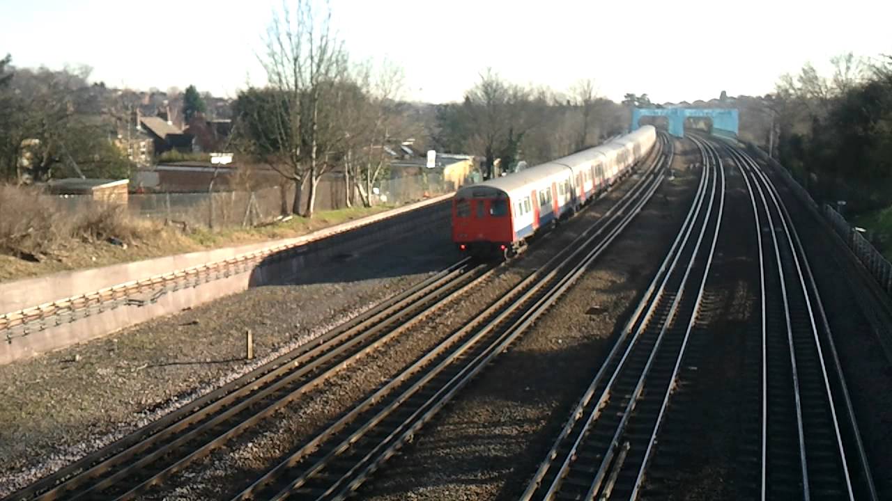 Metropolitan line A60 Stock 5044 + 5092 Passing Northwood on 16/1/12 on ...