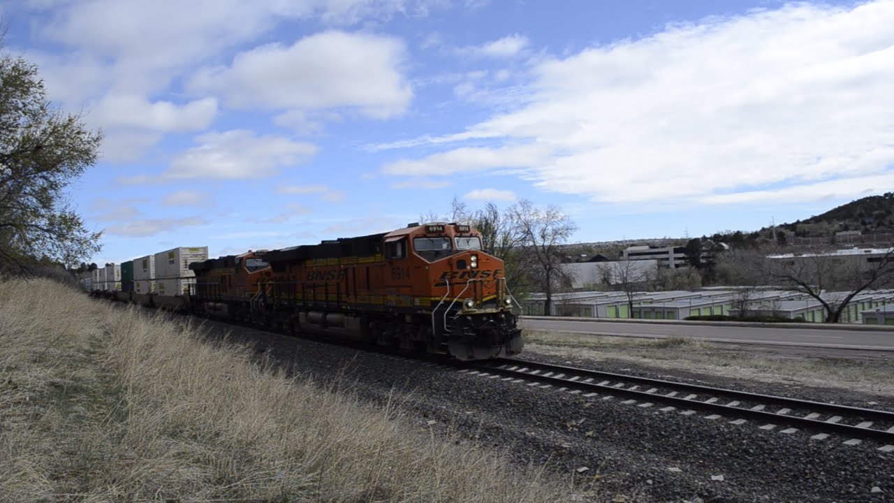 4/28/24 Leader ES44C4 6914 with ES44C4 6784 BNSF GEVO Q-manifest Southbound (NO DPU) - YouTube