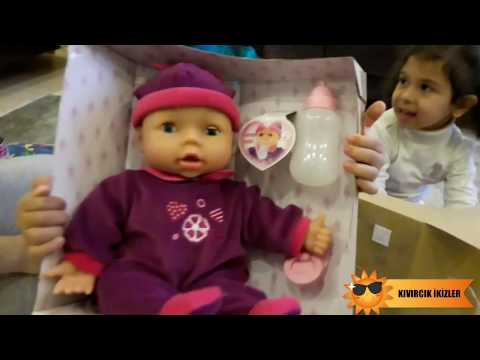 Kıvırcık ikizlere diş çıkartan bebek aldık-Kıvırcık ikizler bebek bakma oyunu-sürpriz oyuncak