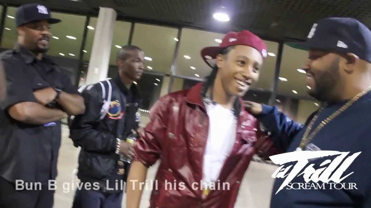 Bun B gives Lil Trill his chain after the Scream Tour concert - YouTube
