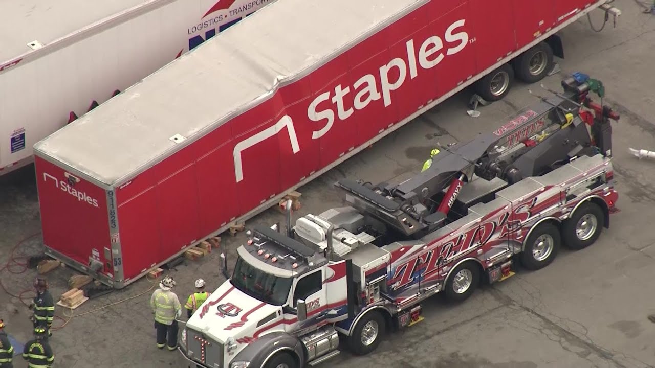 Worker crushed by tractor-trailer filled with water - YouTube