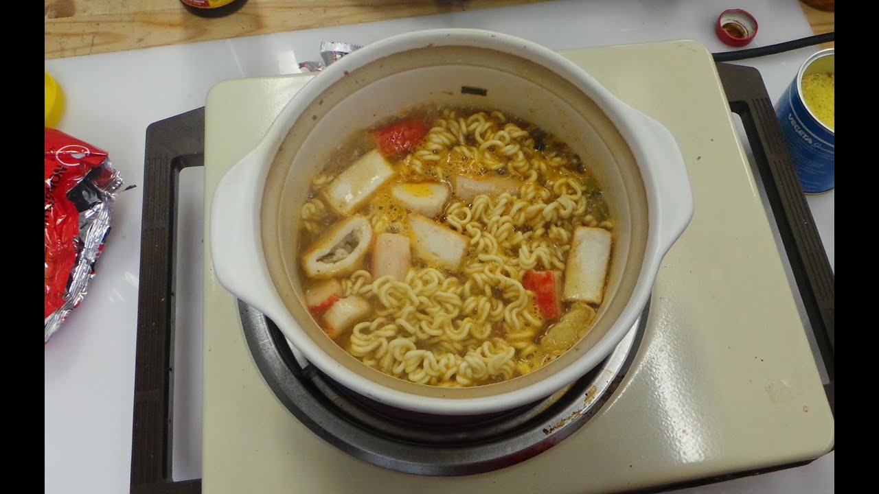 Nongshim Shin Ramyun Noodle Soup with Steamboat Seafood Mix - YouTube