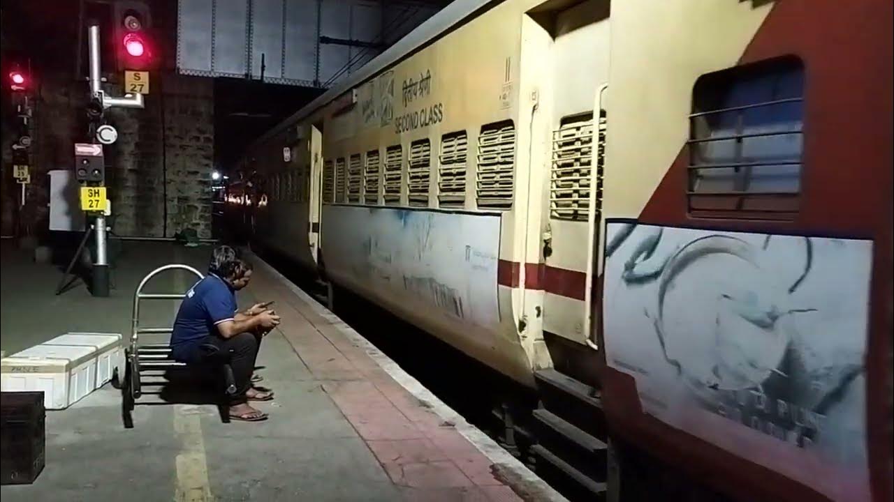 Kolhapur - Gondia Maharashtra Express Entering Pune Junction Railway Station : Indian Railways ...