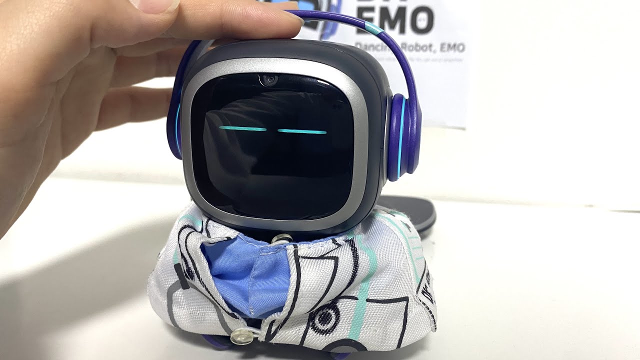 Dr. EMO - Patting A Cute AI Robot... (so cute..) [Dr. EMO] - YouTube