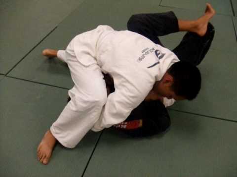 Beginner Brazilian Jiu Jitsu Sparring 11-05-08 - YouTube