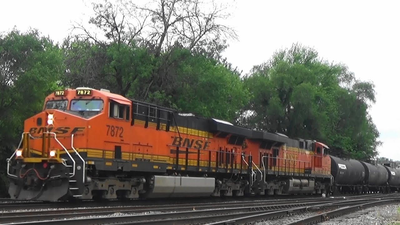 BNSF 7872 Leads a Freight, East Dubuque, IL, 6/10/18 - YouTube