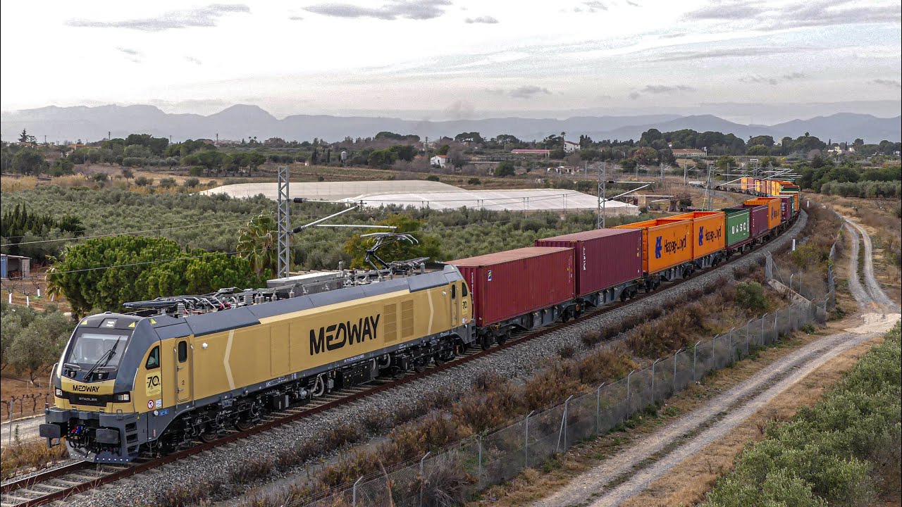 Primeros servicios de las 256.200 de Medway,aquí la 256.203 con el ...