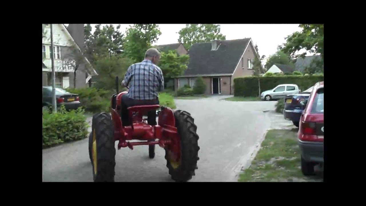 Massey Harris Pony van stal - YouTube