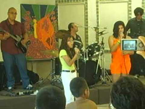 NANIS CANTANDO CON LA BANDA PROPIOS Y EXTRANOS. URN 2012