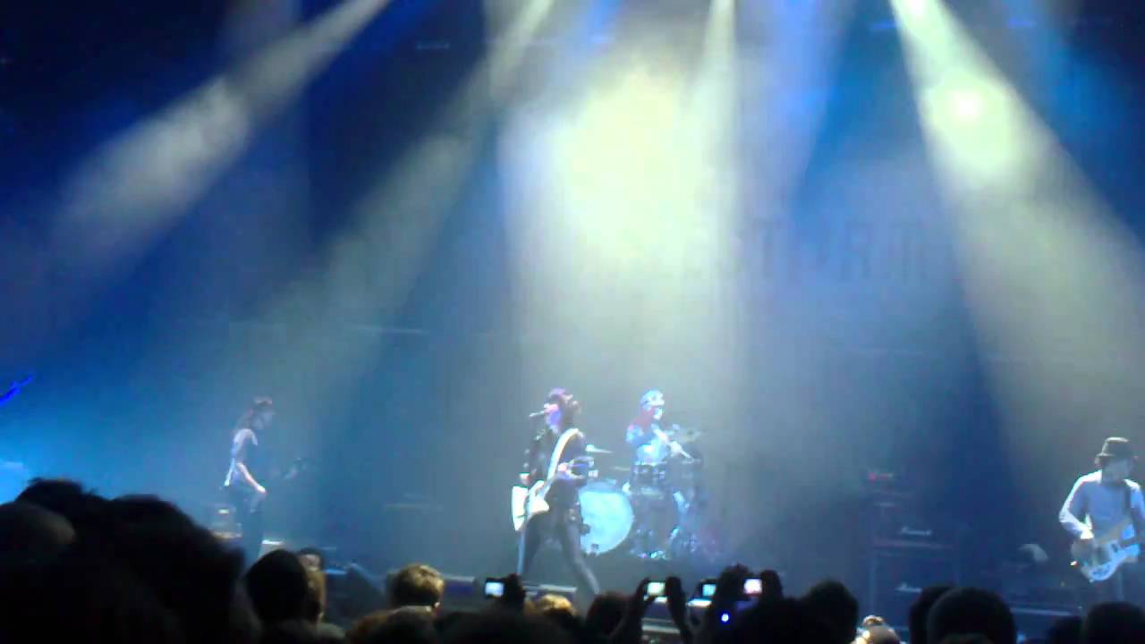 Halestorm - Intro + It's Not You (live @ Forest National, Belgium ...