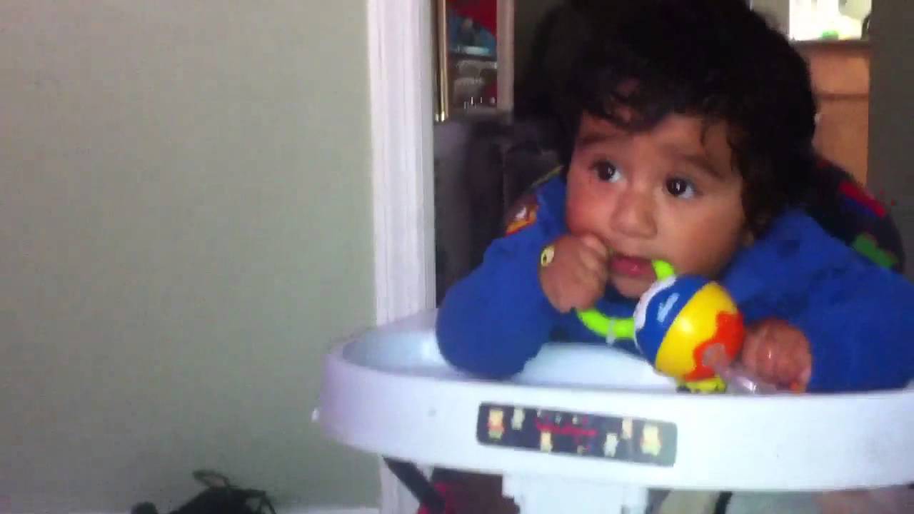 Erick jr jugando con su juguete - YouTube