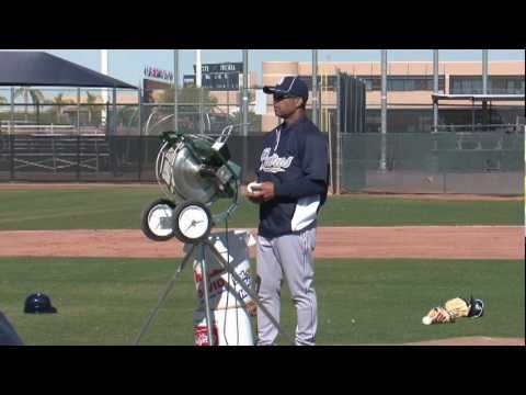 Padres' Dave Roberts Coaches With Confidence - YouTube