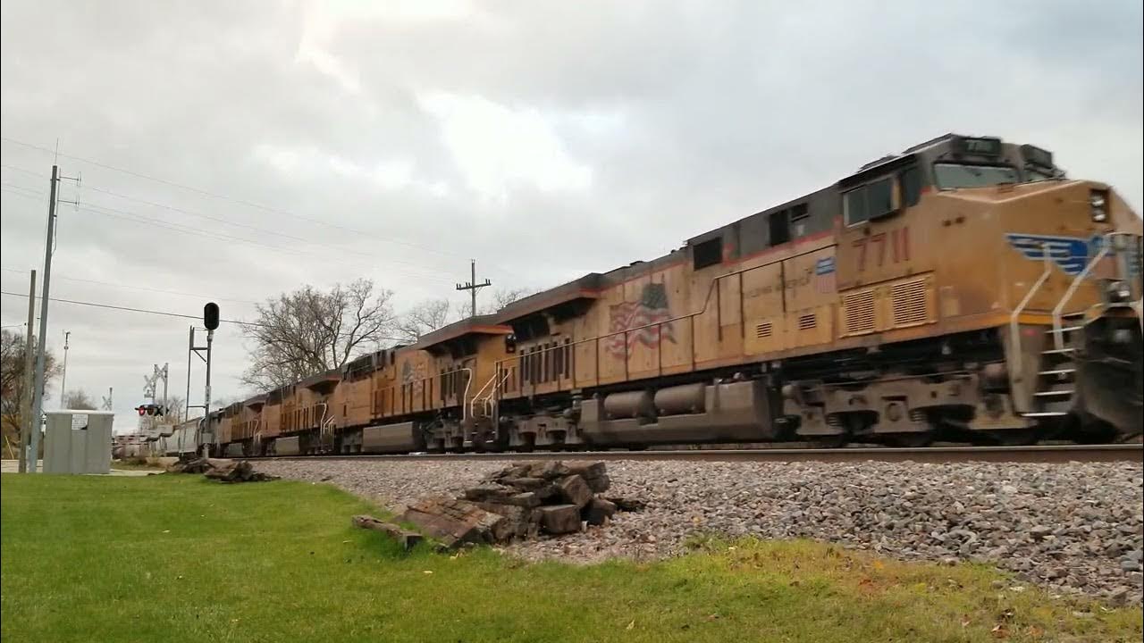 KCSM 4516, five UP GEs, and SSW painted UP 1158 lead MCHAL through Glenview - YouTube