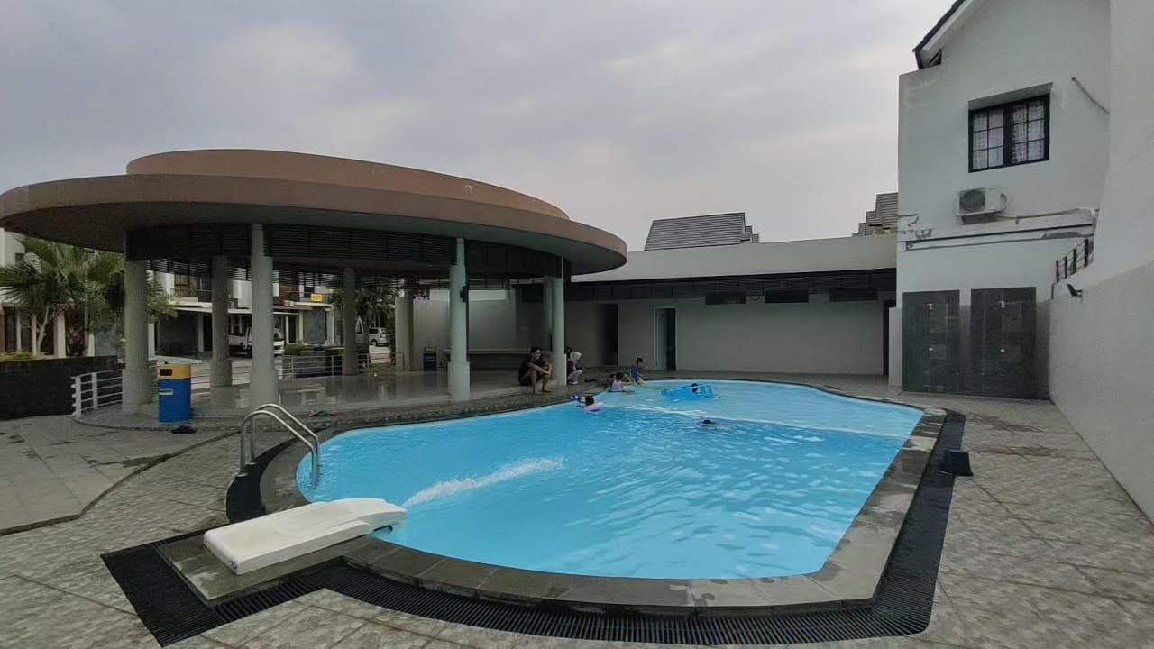 Cluster Cosmo Estate Lippo Cikarang. Fasilitas Kolam Renang Dalam ...