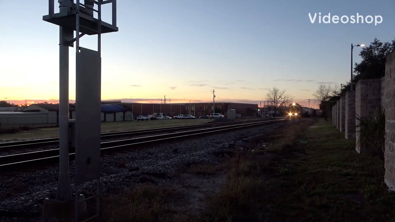 CSX locomotive 4420 leading local freight train around Plant City ...