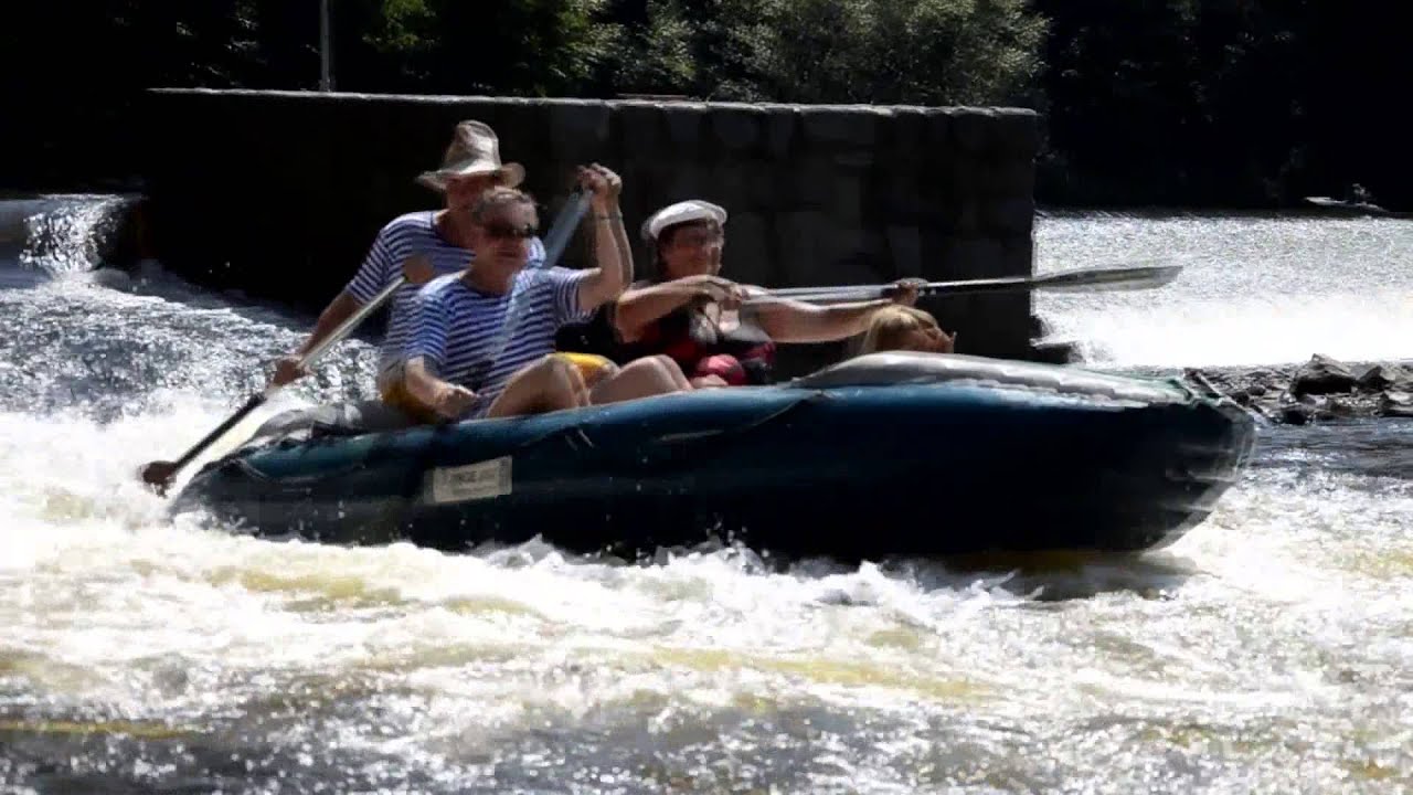 Vltava - splutí jezu u barevné skály - Vodáci na Vltavě - YouTube