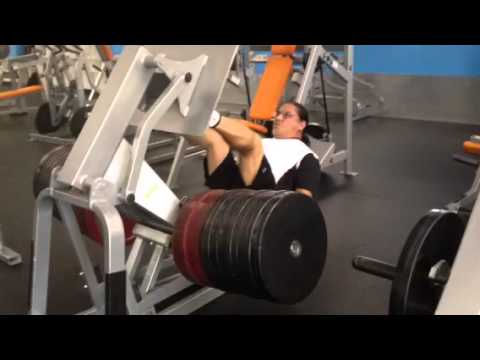 Shallow squats @ Gold's - YouTube
