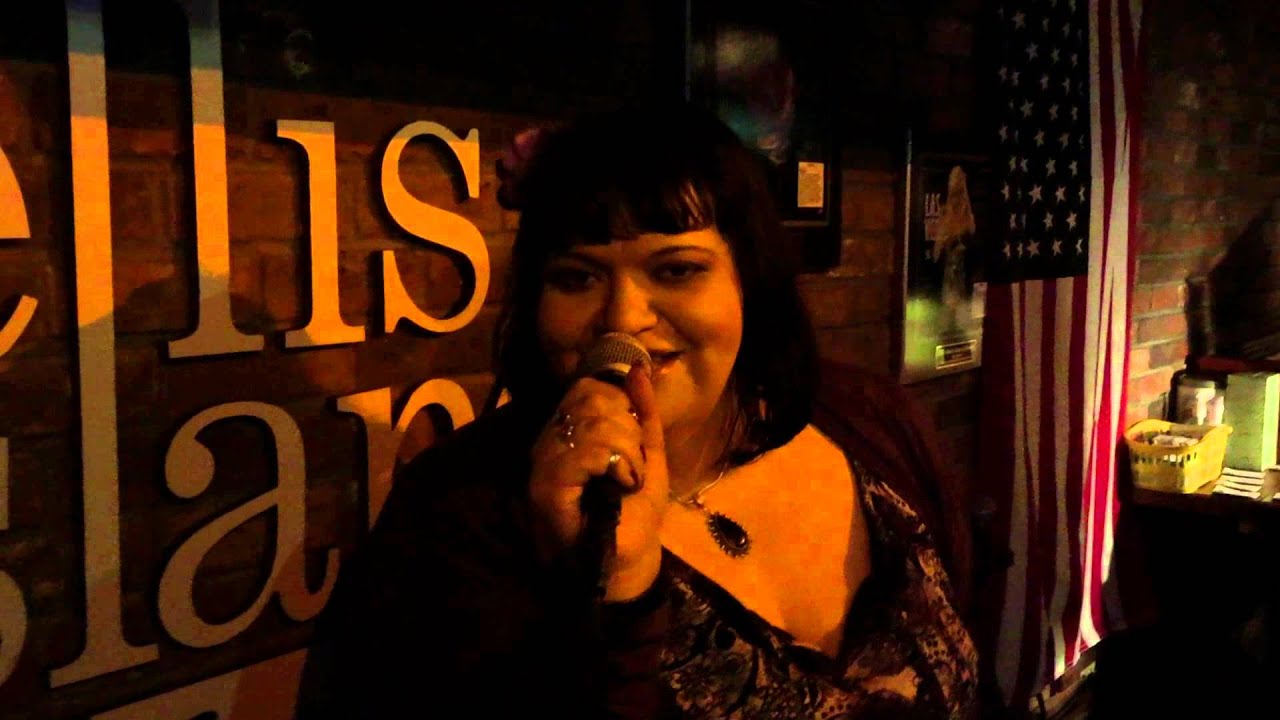 Jennifer singing "Touch Myself" - YouTube