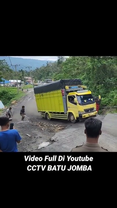 DETIK-detik Truk Terbalik Parah Di Tanjakan Batu Jomba #shorts #viral #bus - YouTube