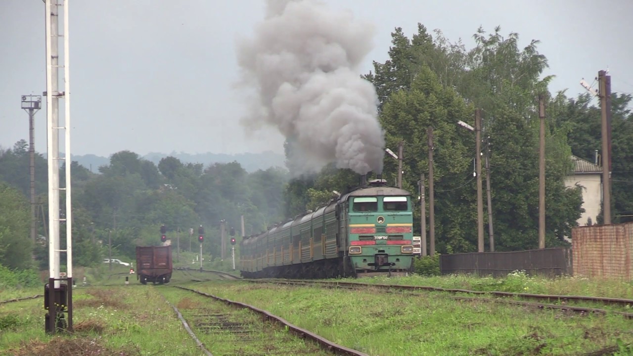 Тепловоз 3ТЭ10М-1042Б на ст. Вэлчинец / 3TE10M-1042B at Valcinet ...