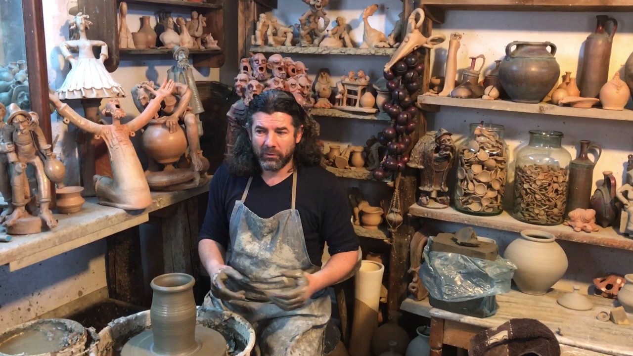 Maestru in olarit Daniel Les, Maramures, Casa Olarului - YouTube
