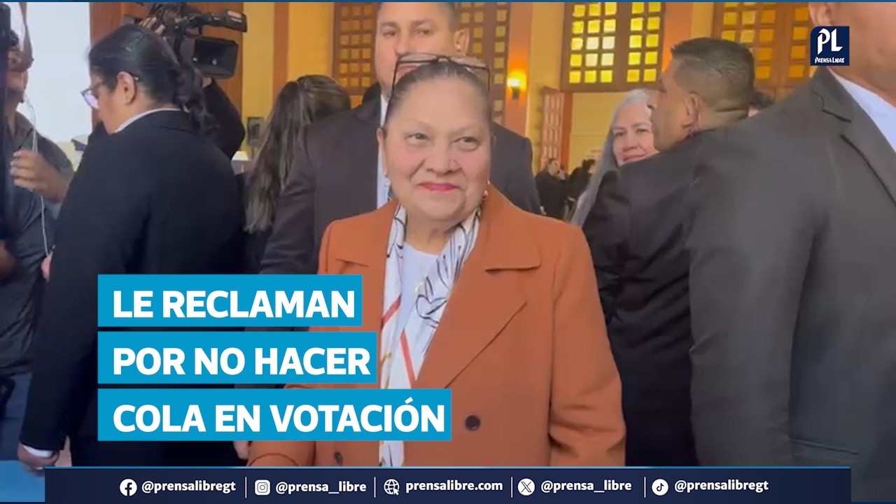 Reclaman a la fiscal general Consuelo Porras por no hacer cola en ...