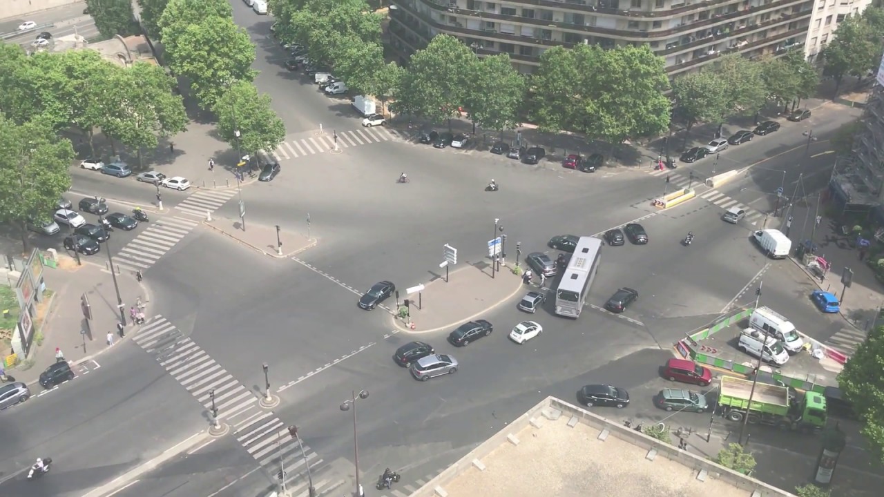 A Street Intersection in Paris, France / Intercession de una calle en ...
