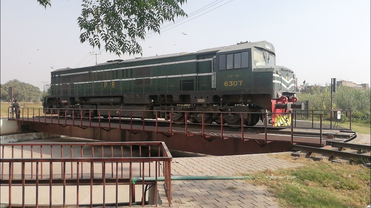 How train engine turn on automatic turntable? Turning of locomotive on ...
