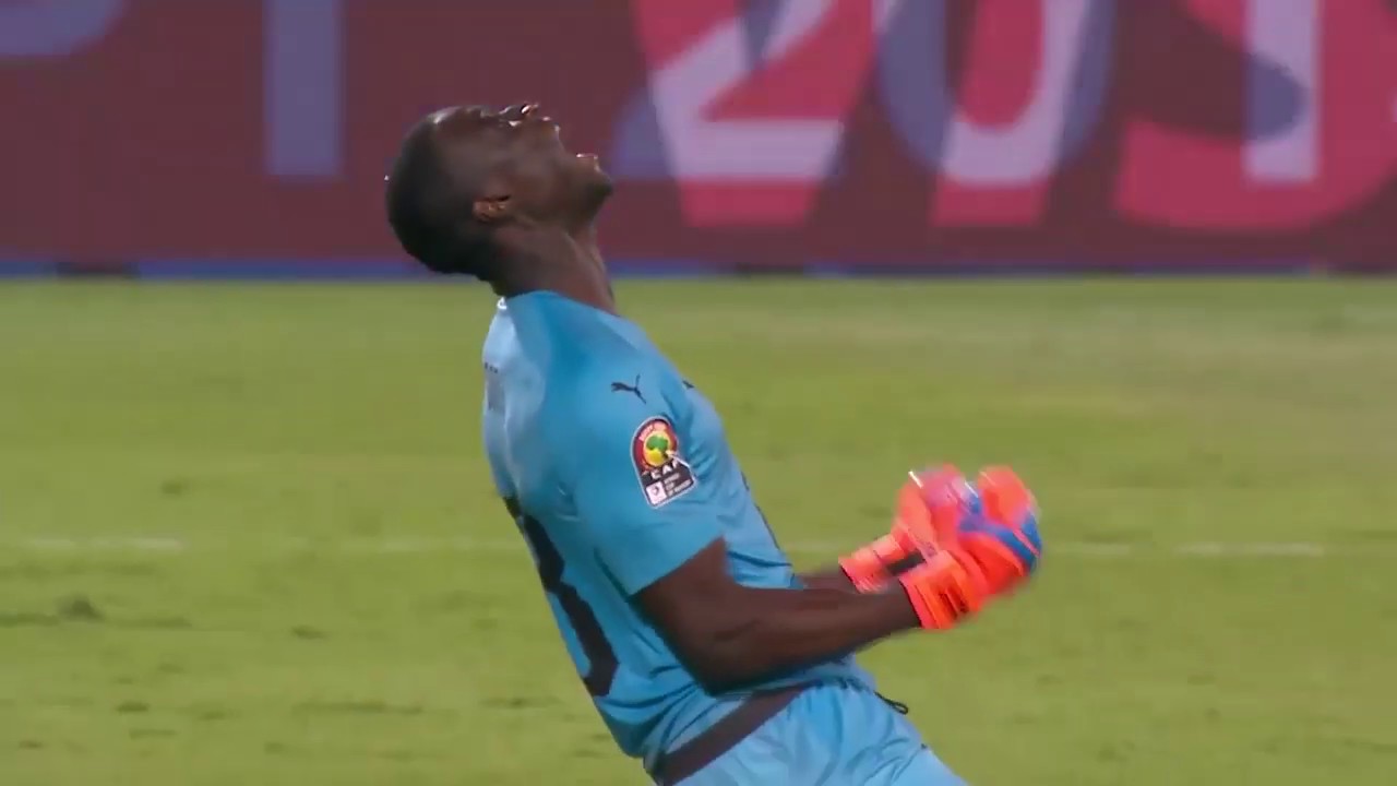 Mor FALL Explique : Le penalty est annulé parce que...... - YouTube