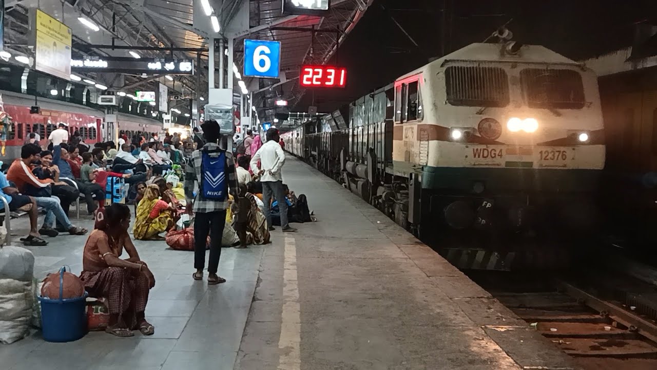 07053: ARRIVING KACHEGUDA LALGARH JN EXPRESS AT AHMEDABAD JUNCTION: # ...