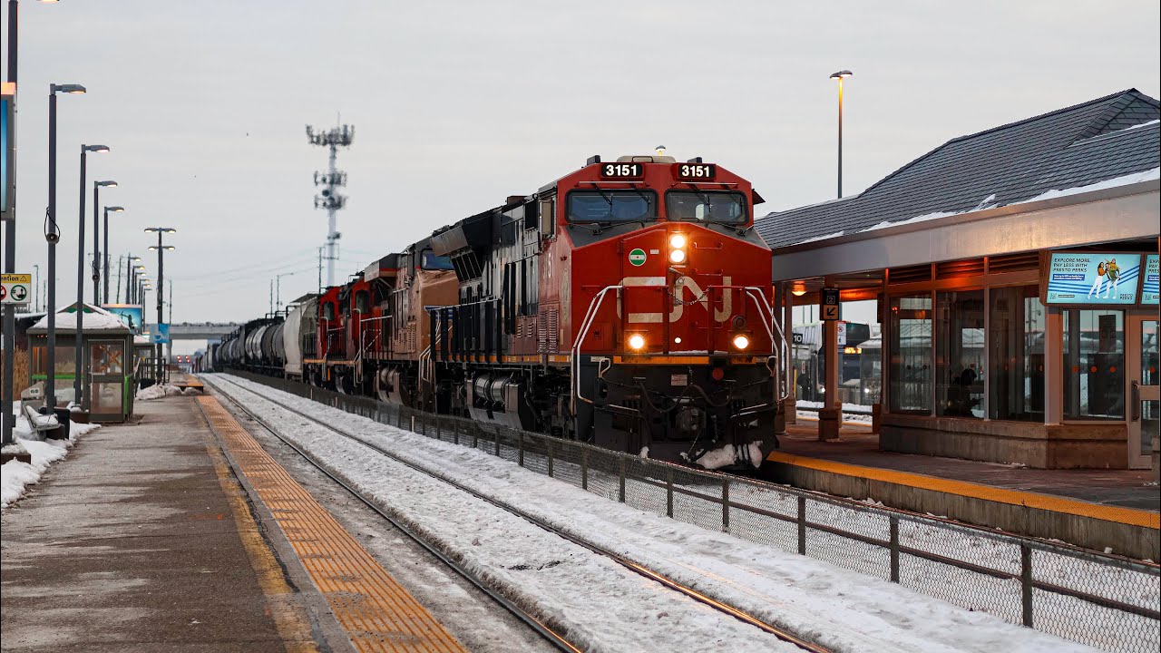 [Train Meet!] [UP 7628 & CSX 466] CN A421 Meets CN M394 At Mount Pleasant GO Station - YouTube