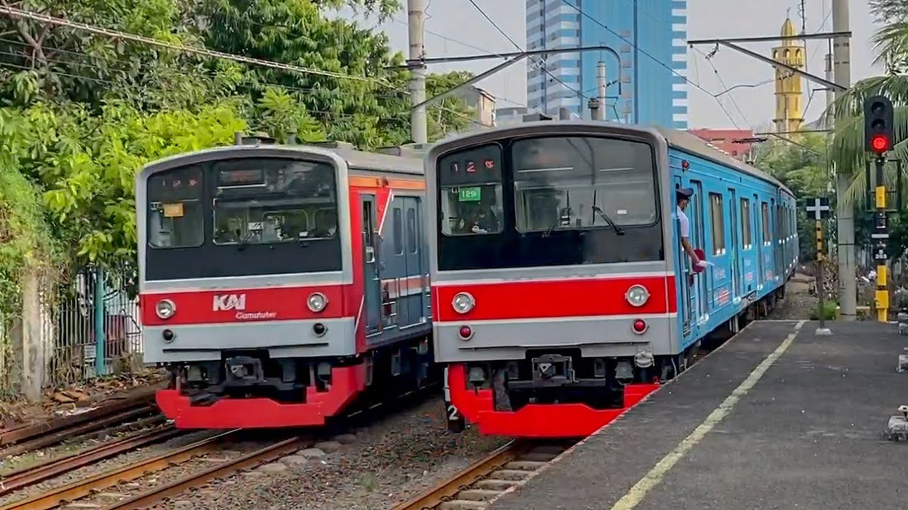 Kumpulan Kereta Api KRL Commuter Line di Stasiun Rajawali! JR 205 ...