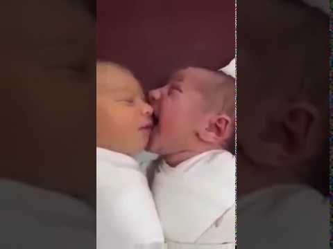 YENİ DOĞAN BEBEK KARDEŞİNİN YANAĞINI EMİYOR