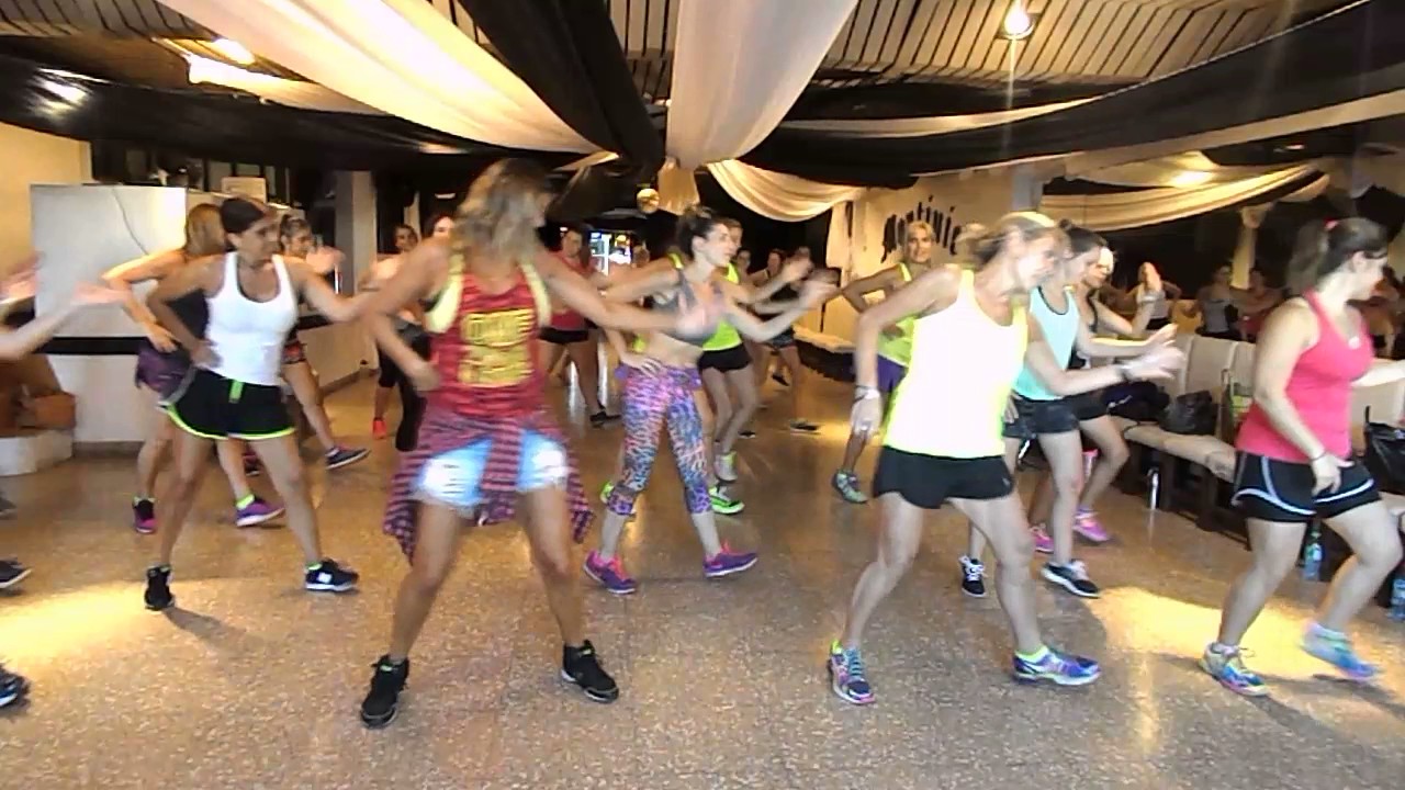 ALE DALE ZUMBA "LOCURAS CONTIGO" - YouTube