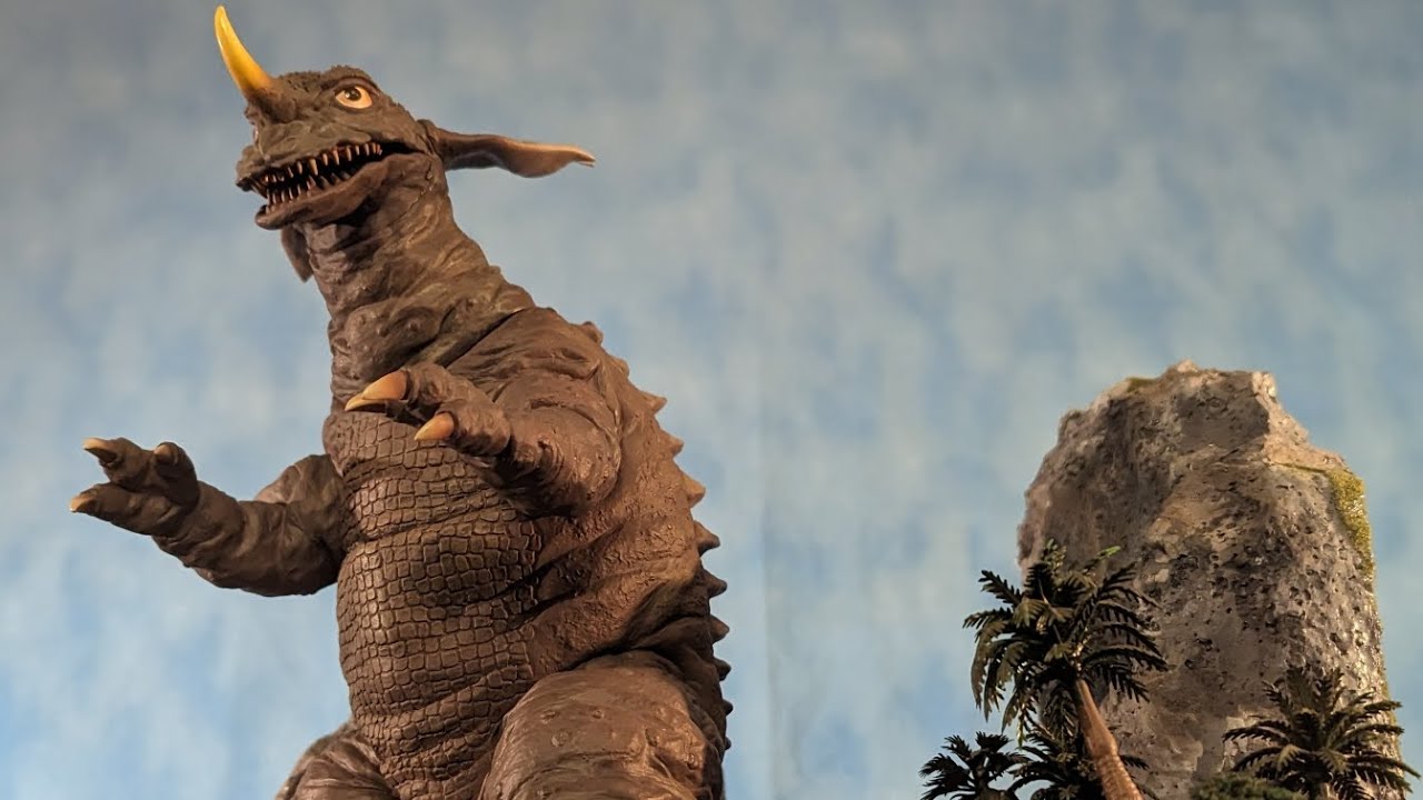 X plus 30cm Baragon 1965/1968 - YouTube