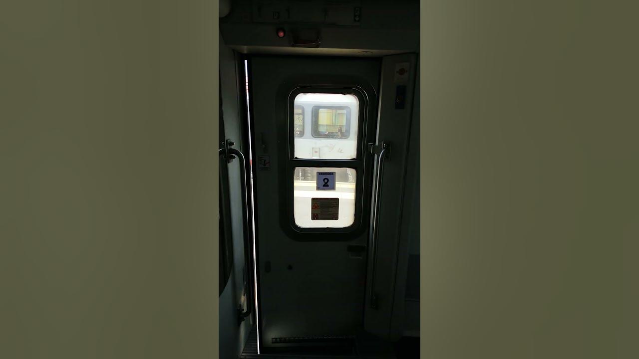 HD - Live - Chiusura porta carrozza treno Intercity Sun (Train doors closing sound effect) - YouTube