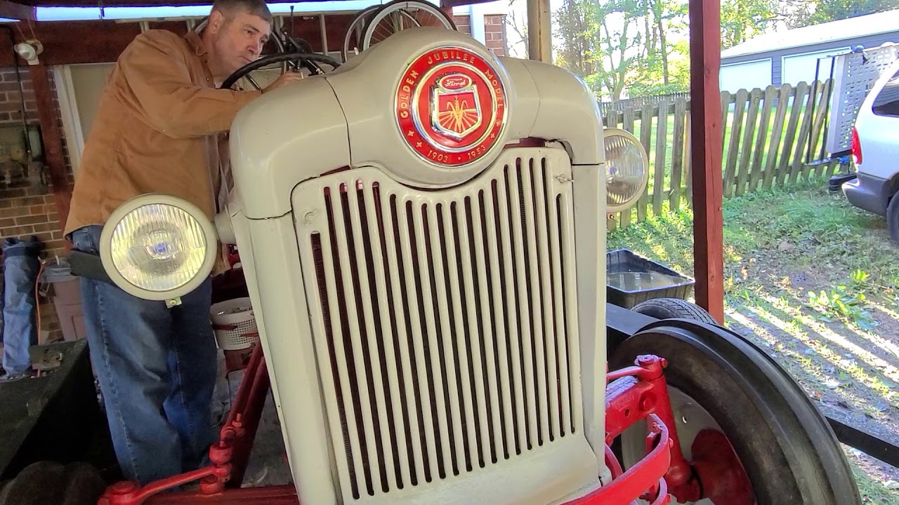 Old ford tractor start up - YouTube
