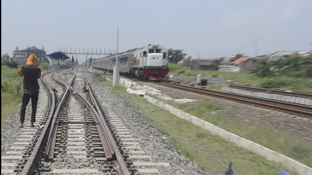 Beberapa Kereta Api Pagi - Siang Hari Ngebut Di Stasiun Krian - YouTube