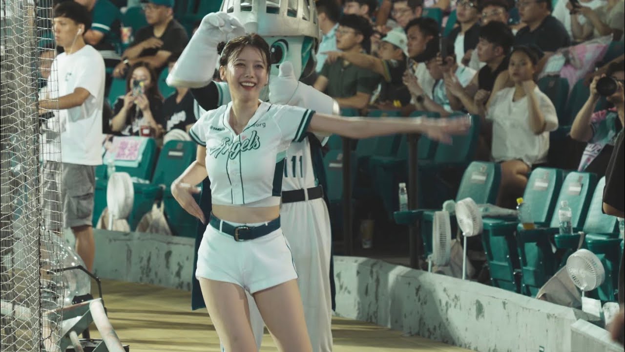 Fubon Angels 李雅英超累嗆司連發 藍色狂潮 Strive 衝鋒曲 #李雅英 #富邦angels #이아영 - YouTube