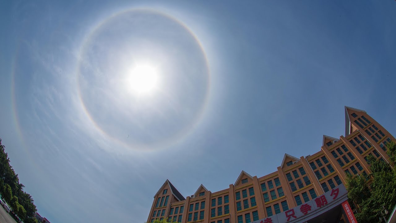 Magnificent solar halo seen in many parts of China - YouTube
