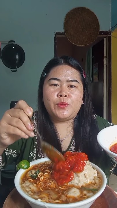 MAKAN BAKSO WAJIB PAKE SAMBEL MERAH #shorts #mukbang #baksopedas - YouTube