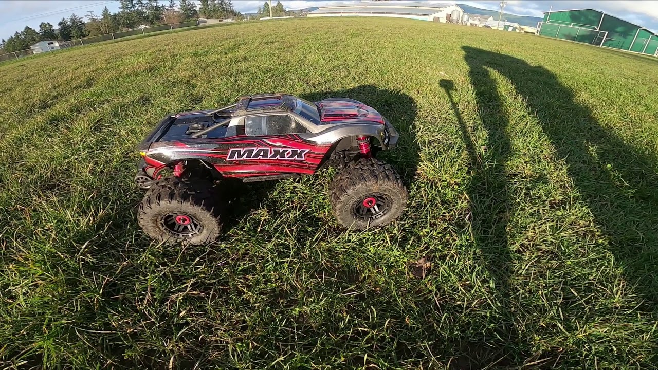 traxxas maxx RACE!! vs x maxx - YouTube