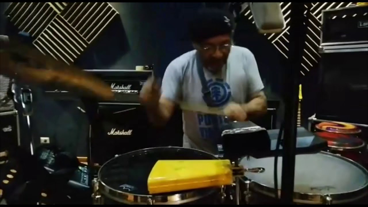 Edward Pimentel en Habas Negras STUDIOS - YouTube